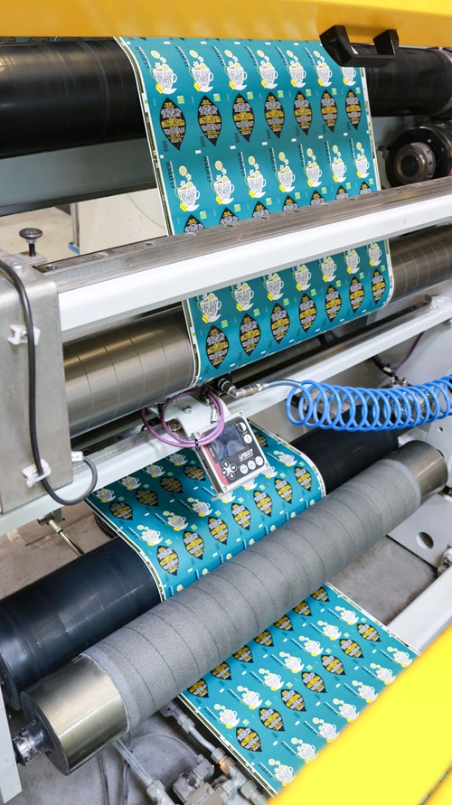 Reduzierung des Verschnitts um fünf Millimeter an den Bahnkanten ...